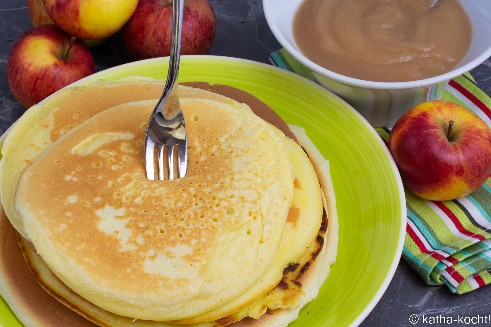 Pfannkuchen / Eierkuchen mit Apfelmus, Zimt und Zucker - Katha-kocht!